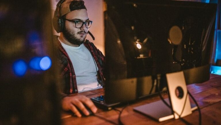 Monitor Shuts Off When Playing Games? (Here's What To Do!)