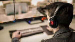 Second Monitor Cutting Off Edges? (7 Ways To Fix It!) - TechTreatBox