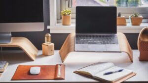 Monitor Keeps Going to Sleep? Try These 5 Easy Fixes! (2022)